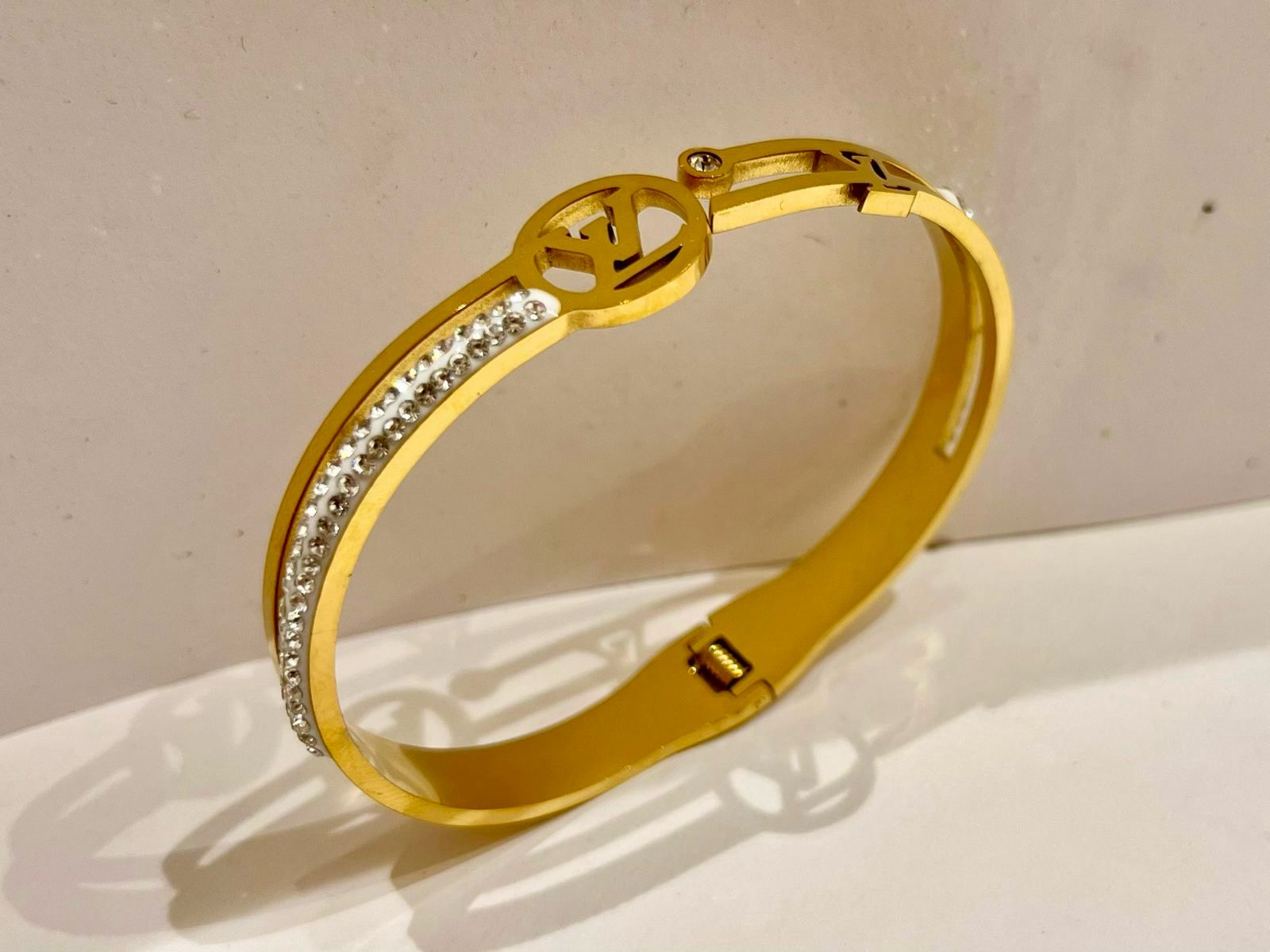 Gold plated handcuff – Diamond Emitations