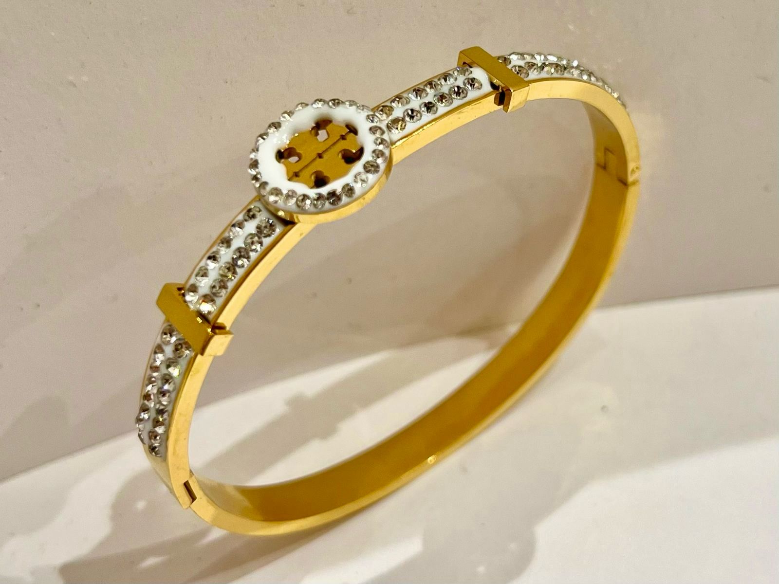 Gold plated handcuff – Diamond Emitations